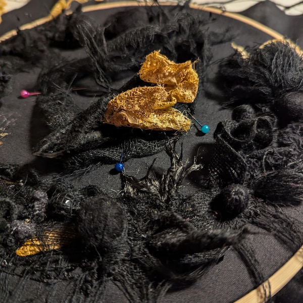 WILD SILK COCOONS: Goldene Spitzenverzierungen, Faserkunstzubehör ...