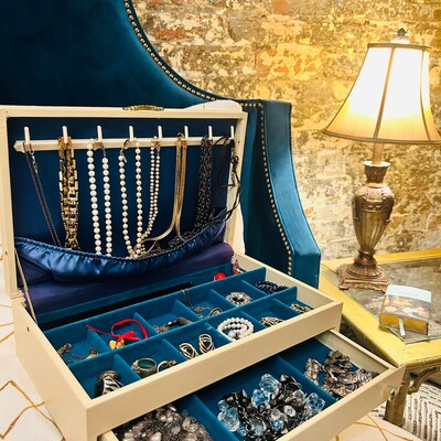 LOTS of Milk Glass Vases Hoosier Randall Brody Anchor Hocking Hobnail ...