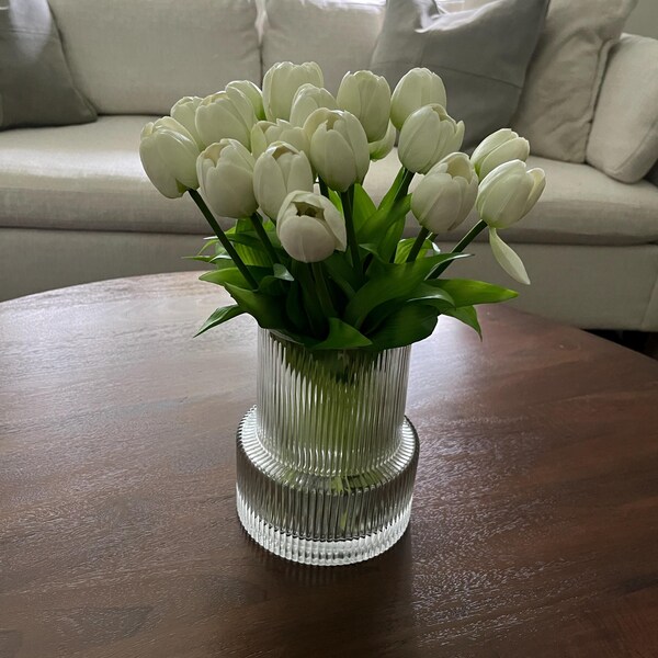 Luxury Ribbed Glass Vase Gift Set With 20 Realistic Pink Artificial ...
