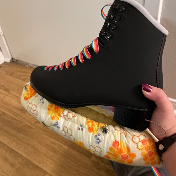 Quilted Table Runner, Winter Twisted Pole Table Cloth, Ribbon Pole ...