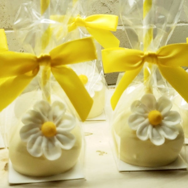 24 Royal Icing Daisies - White With Yellow Centers Edible Daisy Cupcake ...