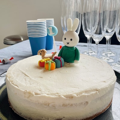 Miffy Cake Topper Fondant mit Luftballon und Geschenkpaket - Etsy.de