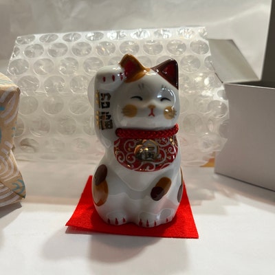White Japanese Lucky Cat Statue Maneki Neko, Beckoning Waving Cat for ...
