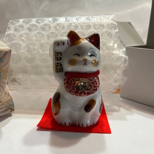 Yellow Japanese Lucky Cat Statue Maneki Neko, Beckoning Waving Cat for ...