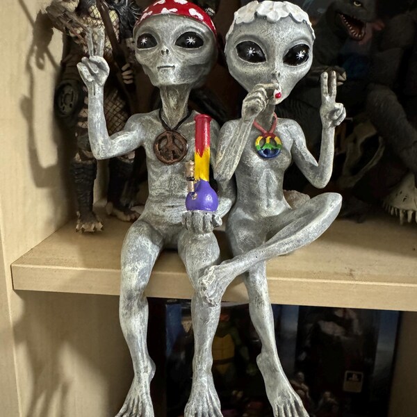 Hippie & Stoner Alien Invasion 10″ H Pot Smoking Alien Couple - Etsy