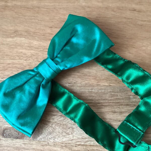 Dapper Bow Tie in Antique Gold. Sumptuous 100% Silk With Satin ...