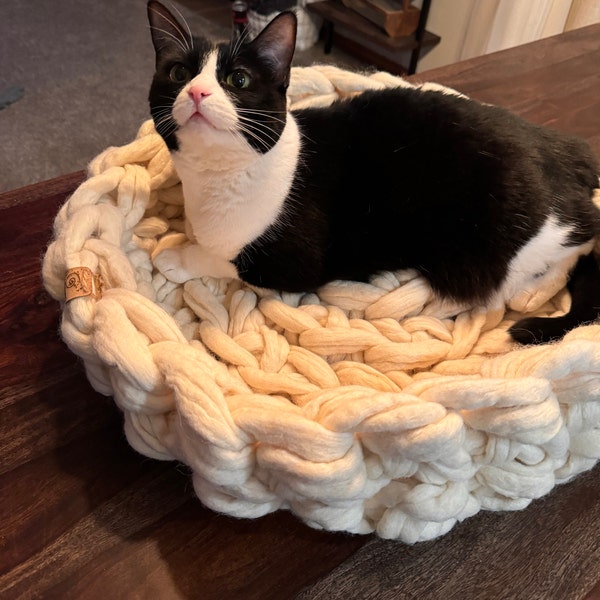 White Natural Wool Cat House, Thick Knitted Bedding for Indoor Cats ...