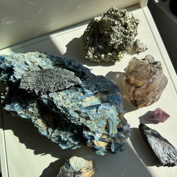 Fluorescent Scheelite With Garnet and Minor Biotite Mica - Vintage ...