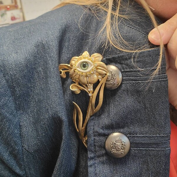 Sea Urchin Wink - Gold Tone Eyeball Brooch Pin - Etsy