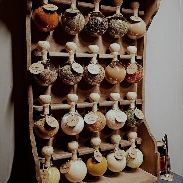 Wooden Spice Rack - Vintage Style Kitchen Storage - With 20 Glass Spice ...