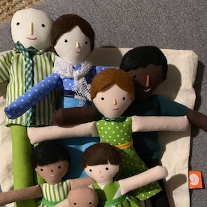 Familia de muñecos de distintos tonos de piel Familia de | Etsy