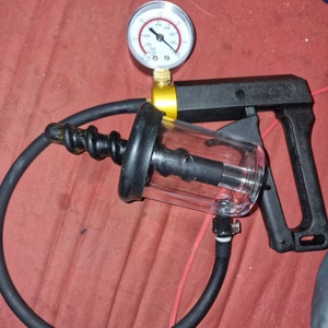 Feminizer Extreme Flying-V Metal /Spandex Suit Man naar Vrouw ...