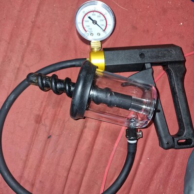 Feminizer Extreme Flying-V Metal /Spandex Suit Man naar Vrouw ...