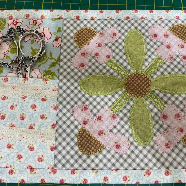 The Patchsmith's Flower Pocket Mug Rug Pattern - Etsy