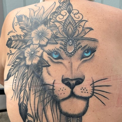 Get This Beautiful and Feminine Lioness Design With Flowers and ...