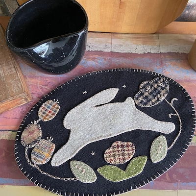 Pre-cut Penny Rug KIT Eli's Rabbit Primitive Candle Mat wool Applique ...