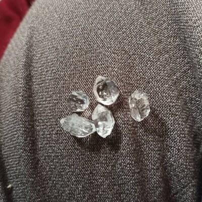 10 Stück natürlicher roher Rubin, Größe 8-13 mm, roter Kristall Rubin ...