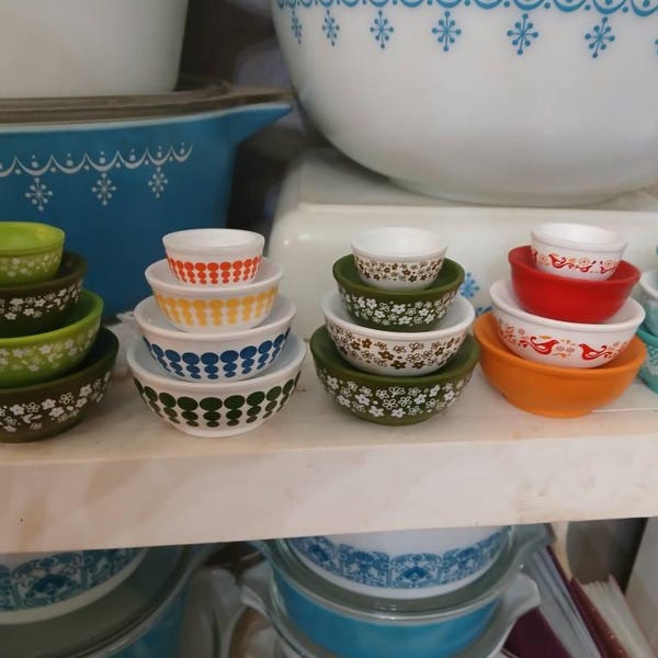 Miniature Pyrex-inspired Mixing Bowls – Stackable Retro Kitchen Display ...