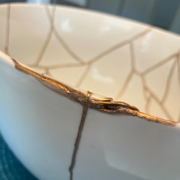 Large Kintsugi Bowl With 30 Plus Breaks - Etsy