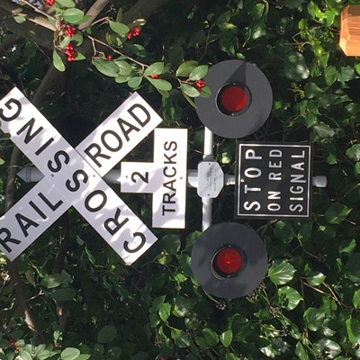 RAILROAD TRAIN CROSSING Signal Sign Kit With Flashing Led Lights Wall ...