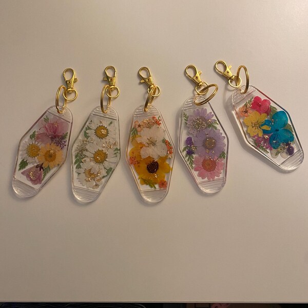 Pressed Flower Retro Motel Keychain | Custom Keychain | Pressed Flower ...