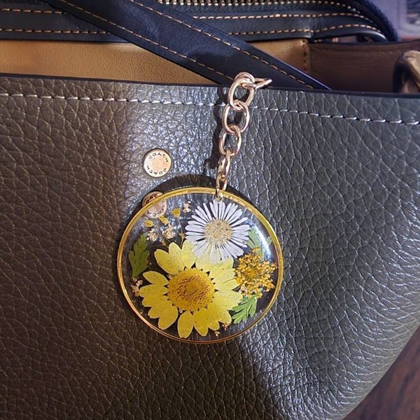 Handmade Real Dried Flower Resin Aesthetic Keychains | Party Favors ...