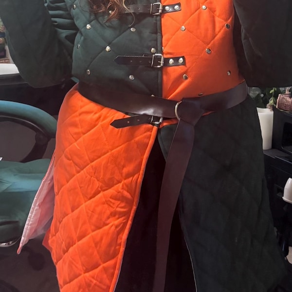 Mittelalterliche Gambeson Rüstung: Wattierte Baumwollweste für LARP ...