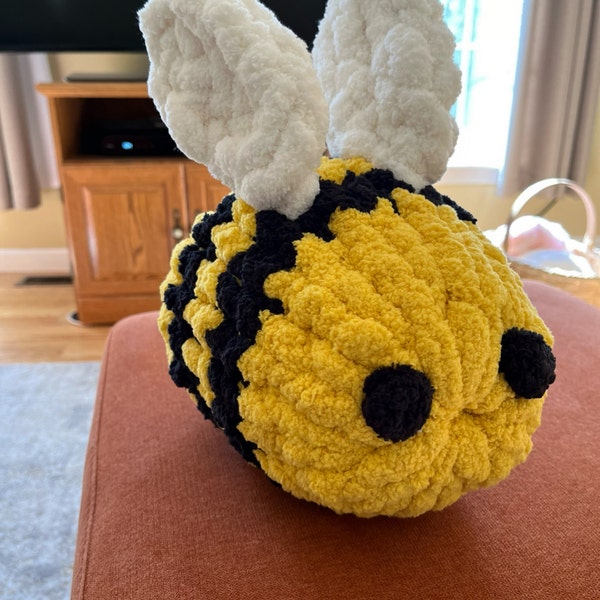 Hand Knit Bee Video Tutorial (LARGE), BEGINNER, Learn How to Finger ...