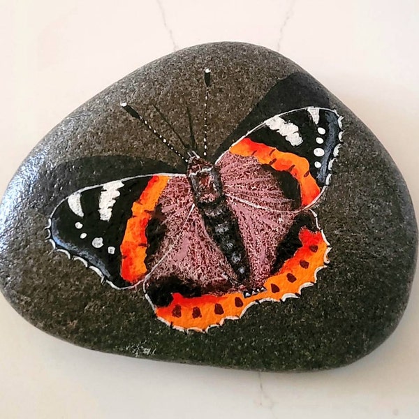 Hand Painted Pebble / Cobble / Stone BUMBLE BEE Paperweight Decoration ...