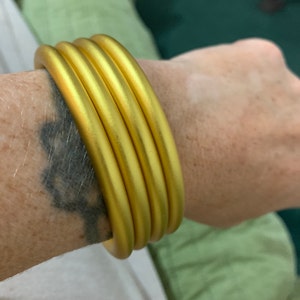 Spring Bracelets Jewelry in Colors Black ,silver , Gold and Gray ...