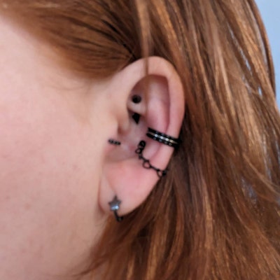 ASTM F136 Titanium Triple Gem Vertical Stacked Conch Clicker Hoop ...