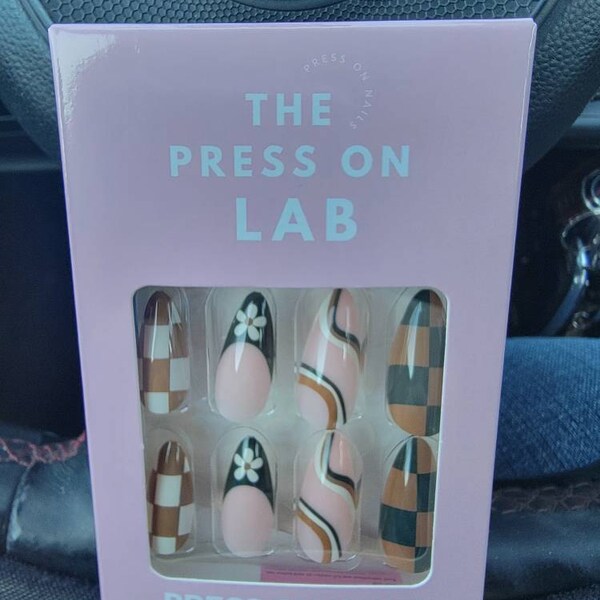 24 Pcs Floral Checkerboard Press-on Nail Set/ Almond Shape - Etsy