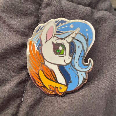 Izzy Moonbow 2 Glitter Enamel Pin My Little Pony : A New Generation ...