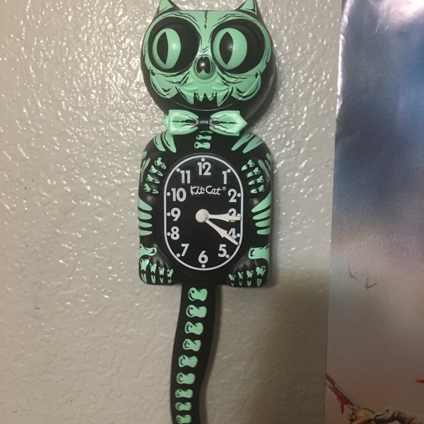 Glow in the Dark Skeleton Kit-cat Klock© Custom Clock - Horror Skull ...