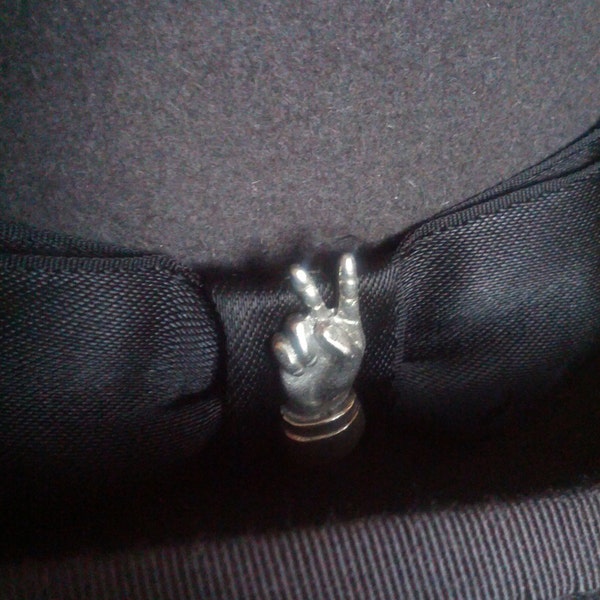 Peace Hand Sign Lapel Pin- CC187- Peace, Hippie, World Peace, Harmony ...