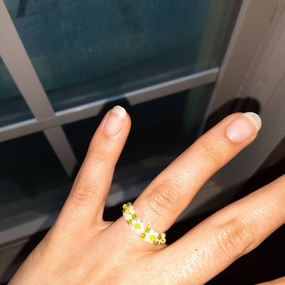 Daisy Bead Ring, Beaded Flower Rings, Dainty Ring, Daisy Ring, Cute ...