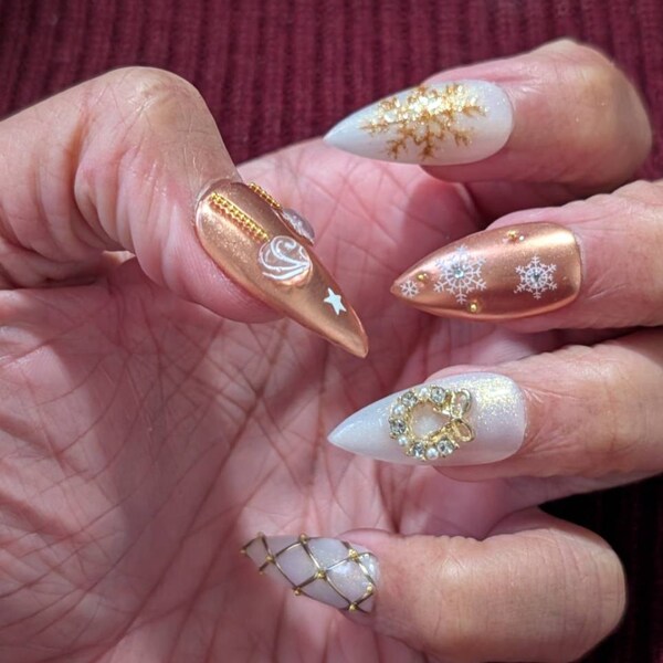 Festive Reindeer & Laurel Wreath Press-on Nails: Medium Almond Shape ...