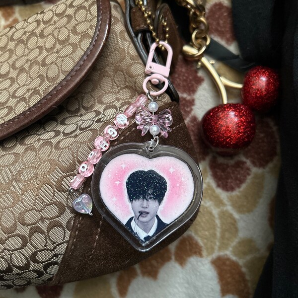 K-pop Coquette Keychains |customizable| - Etsy