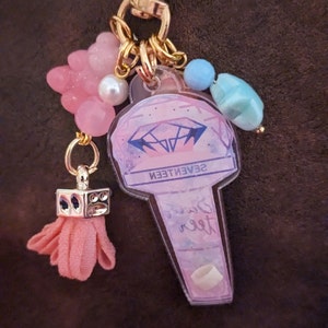 LOONA Keychain / Loona Lightstick Keychain random Moon Charm - Etsy