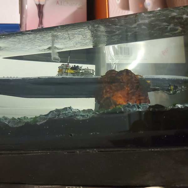Diorama con battaglia navale, nave da guerra, scultura con esplosione ...