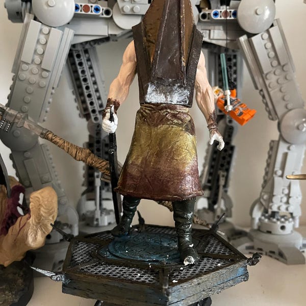 R.E.P.O. Rugrat Resin Figure, Robot R.E.P.O. Video Game, Dystopian ...