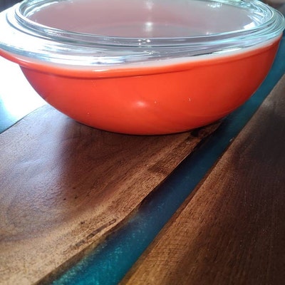 Vintage Pyrex 595 Divided Round Dish in a Hammered Aluminum Covered ...
