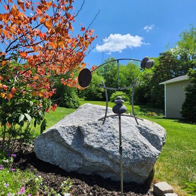 Garden Art Kinetic Wind Sculpture Yard Art Metal Garden Decor With Rock ...