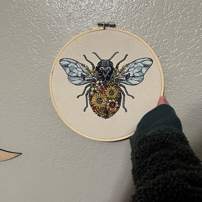 Bee Embroidery Hoop Art - Etsy