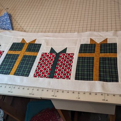 Christmas Present Table Runner PDF Pattern - Etsy