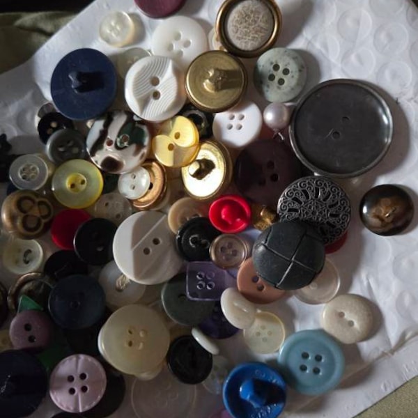 Mixed Lot of 100 Buttons New, Used and Vintage, Various Sizes & Types ...
