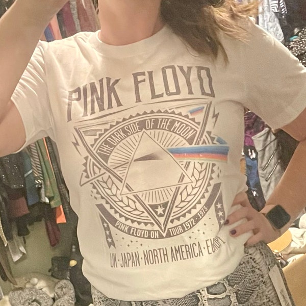 Pink Pyramid / Graphic Tee / T-shirt / Top ( Vintage Feel ) - Etsy