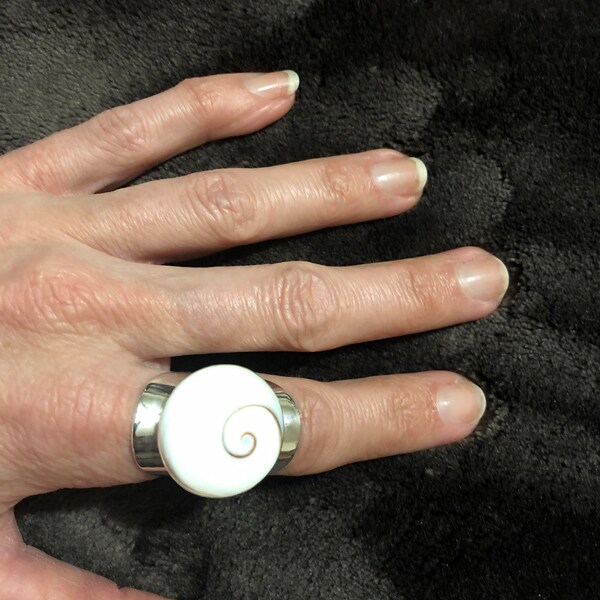 Modern Creative Giant Clam Ring in Eco Conscious Design, "wavy Ring ...