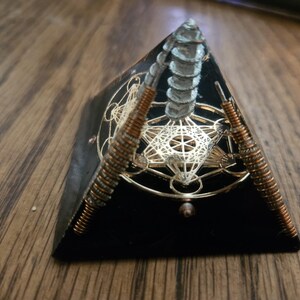 Orgonite® Pyramid Energy Healing Orgone® Pyramid Small Om/aum Amethyst ...