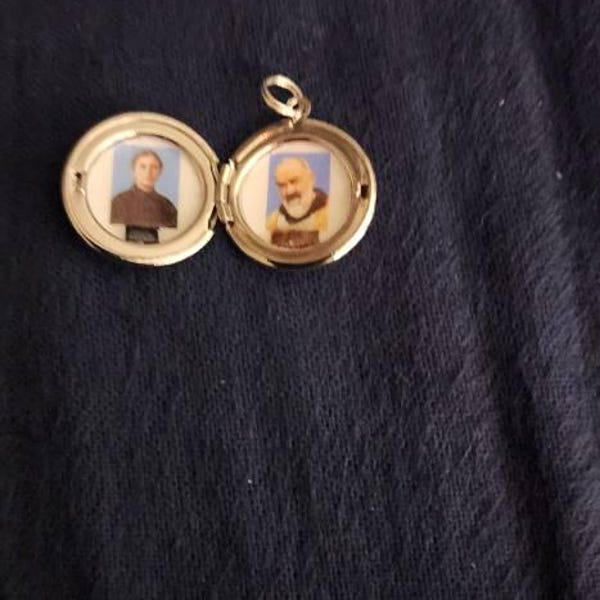 St Therese of Lisieux Red Rose Enameled Front Relic Locket- Gorgeous ...